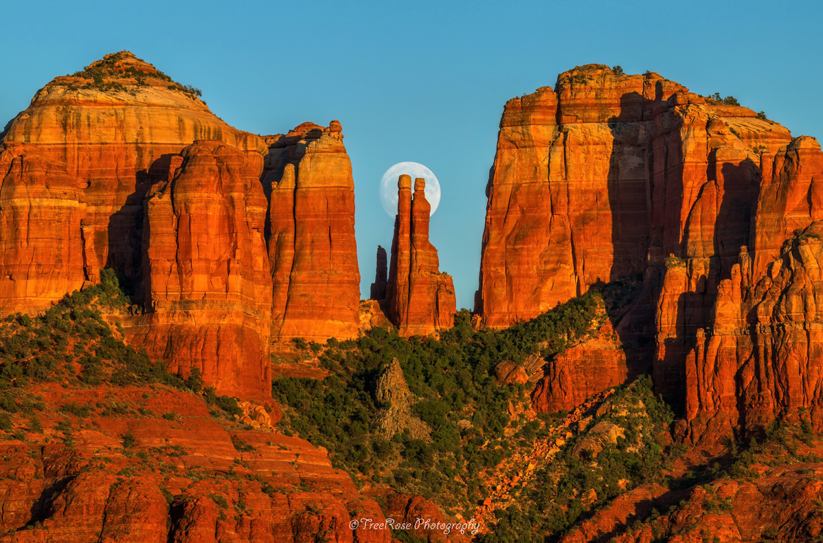 Halo Moon at Cathedral Rock – Ian Russell Gallery