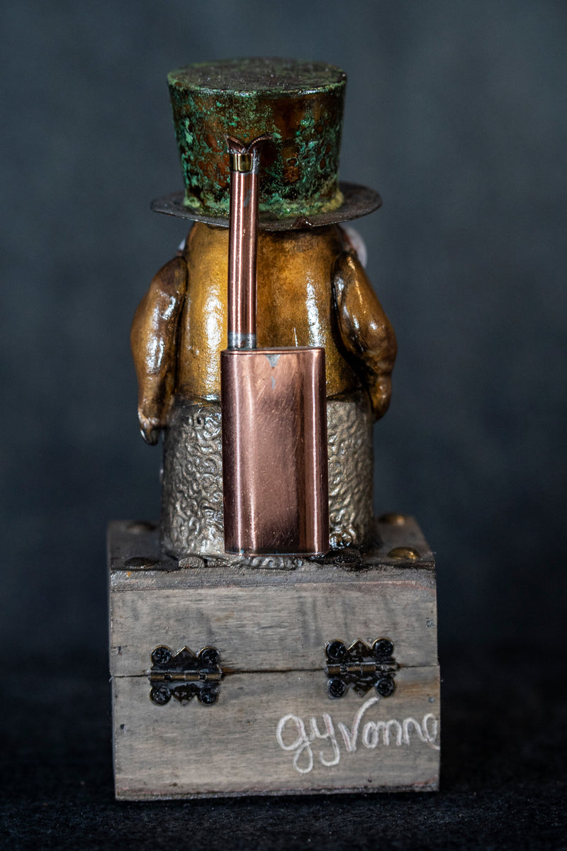Small Minion – Ian Russell Gallery